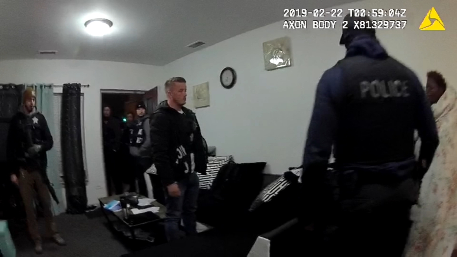 Chicago police officers involved in botched raid placed on desk duty ...
