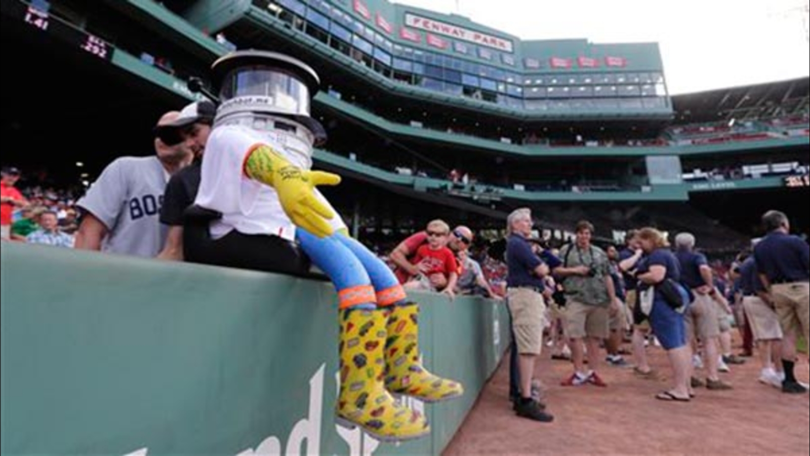 Hitchhiking robot's cross-country trip in US ends in Philadelphia ...